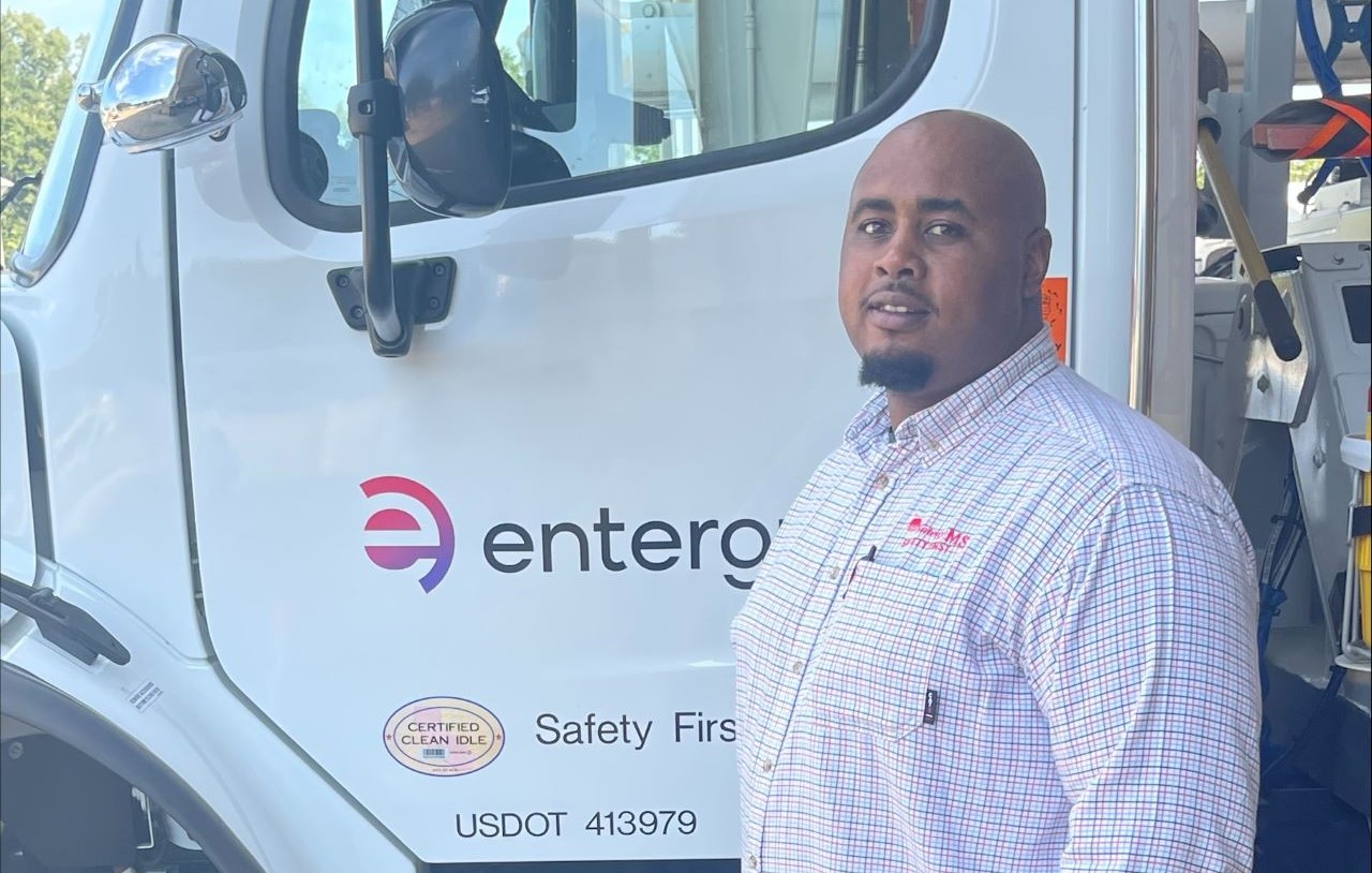Travis Dyer wins over customers, is named Lineman of the Game - Entergy